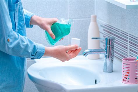 구강 위생 치아와 잇몸 건강을위한 구강 세정제 사용 상쾌한 숨결 치아 관리 가글에 대한 스톡 사진 및 기타 이미지 가글