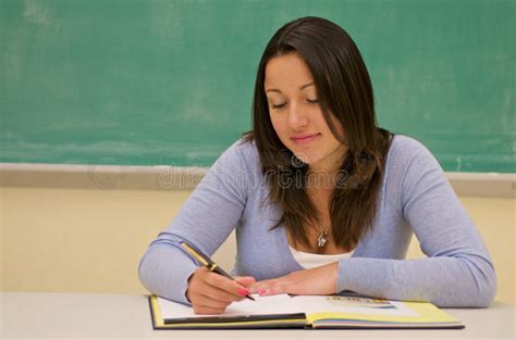 笔记高清图片 学生在教室里写笔记 学生在教室里写笔记图片免费下载 5120073864 千图网pro