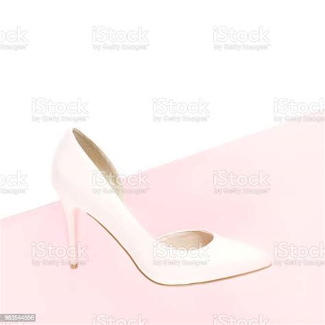 분홍색과 흰색 배경에 창백한 여자 핑크 펌프 상위 뷰 복사 공간 최소한의 배경입니다 패션 컨셉 0명에 대한 스톡 사진 및 기타 이미지 Istock