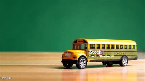 칠판이나 칠판 배경이 있는 학생 테이블에 있는 노란색 스쿨버스 모델 교통과 교육 개념 0명에 대한 스톡 사진 및 기타 이미지 0명 공부 교육 Istock