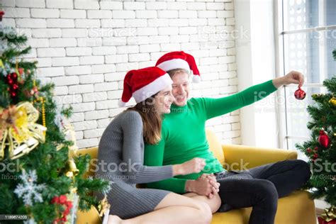 메리 크리스마스와 새해 개념입니다 젊은 백인 애호가와 크리스마스 테마 의류 교환 선물을 축 하 하 고 집에서 파티에서 웃음과 재미로 이야기 12월에 대한 스톡 사진 및 기타