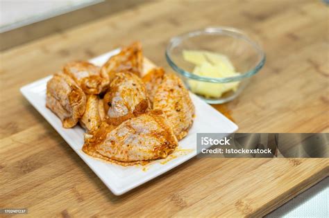 신선한 생 닭 날개와 바베큐 소스 세트 흰 돌 테이블 배경 상단 보기 플랫 레이 텍스트를 위한 복사 공간 가금류에 대한 스톡 사진 및 기타 이미지 Istock