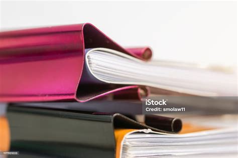 클립 사무실 책상 폴더에 미완성 문서의 더미와 종이 문서의 스택 연례 보고서 파일에 대한 비즈니스 논문 문서가 작성 제시 비즈니스 오피스 개념입니다 경영자에 대한 스톡 사진