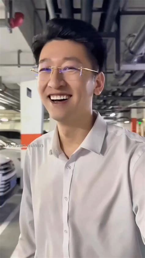 หน้านิ่งๆ อาจจะดูธรรมดา แต่ถ้ายิ้มขึ้นมาก็น่ารักนะ Cr ขออนุญาต ขอบคุณเจ้าของคลิป หลงแฟนเด็ก