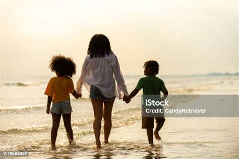 여름 휴가철에 열대 해변에서 함께 놀고 있는 아프리카 가족 3 명에 대한 스톡 사진 및 기타 이미지 3 명 4 5세 6 7 살 Istock