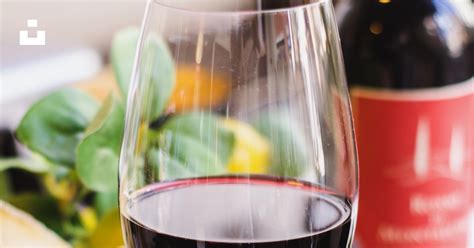 레드 와인으로 채워진 긴 줄기 와인 잔 사진 Unsplash의 무료 포도주 이미지