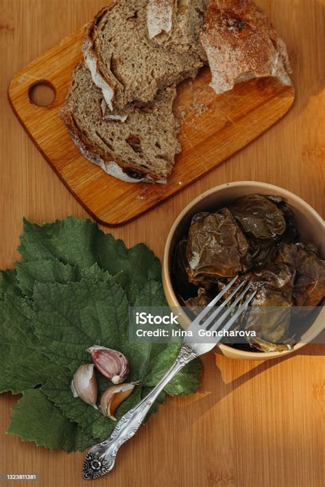 검은 빵 조각과 나무 트레이에 다진 고기로 채워진 포도 잎 0명에 대한 스톡 사진 및 기타 이미지 0명 건강한 생활방식 고기 Istock