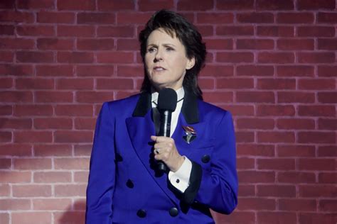 Snl Host Molly Shannon Brings Back Jeannie Darcy To Parody Chris Rock