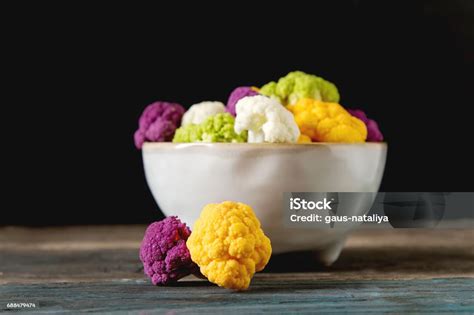 식품의 무지개입니다 자주색 모란 채 오렌지 콜리플라워와 브로콜리 런던에서 현지 시장에서 채식주의와 채식주의 음식입니다 어두운 배경입니다 0명에 대한 스톡 사진 및 기타