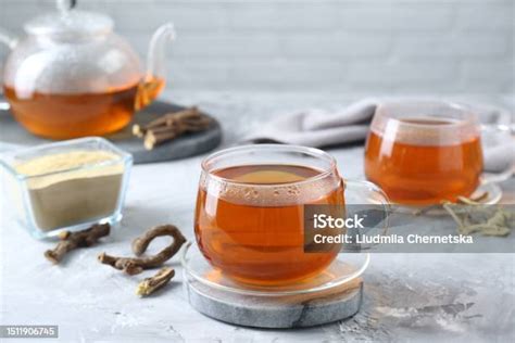 향기로운 감초 차 가루 및 밝은 회색 질감의 테이블에 감초 뿌리의 말린 스틱 감초 사탕에 대한 스톡 사진 및 기타 이미지 감초 사탕 차 뜨거운 음료 0명 Istock