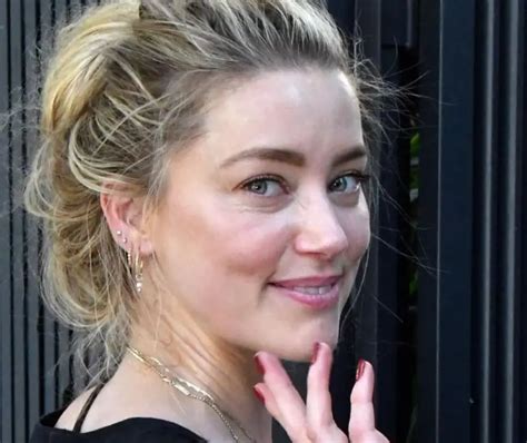 أخبار آمبير هيرد صور آمبير هيرد تمشي بالعكاز ما القصة؟ المشهد