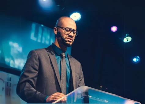 Ex Jogador Do Figueirense Michel Simplício Lança Livro Devocional Folha Gospel