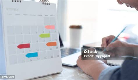 플래너 또는 주최자는 2022년 캘린더 이벤트 플래너에서 일일 일정을 계획합니다 아시아 사업가가 작업 일정을 계획하고 있다 달력