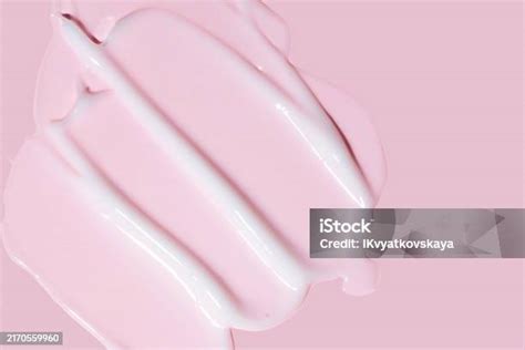 화이트 화장품 크림 질감입니다 뷰티 밤 로션 스킨 케어 배경 분홍색 배경에 크림의 획 0명에 대한 스톡 사진 및 기타 이미지