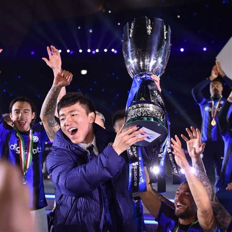 国际米兰卫冕意大利超级杯，苏宁副总裁张康阳捧杯庆祝：担任俱乐部主席，我的目标只有胜利江苏队足球赛季