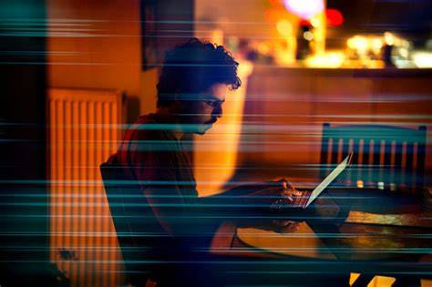 기술 배경으로 밤에 컴퓨터에서 작업하는 젊은 컴퓨터 프로그래머 컴퓨터 프로그래머에 대한 스톡 사진 및 기타 이미지 컴퓨터 프로그래머 휴대폰 앱 20 24세 Istock