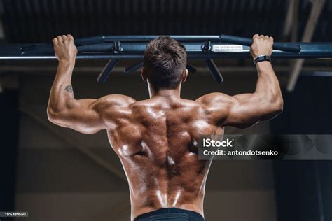 잘 생긴 강한 운동 남자 펌핑 올라 팔뚝 근육 운동 피트 니스 및 보디 빌딩 개념 배경근육 보디 피트 니스 남자 하 고 무기 운동 체육관에서 벌거 벗은 몸통 강사에 대한