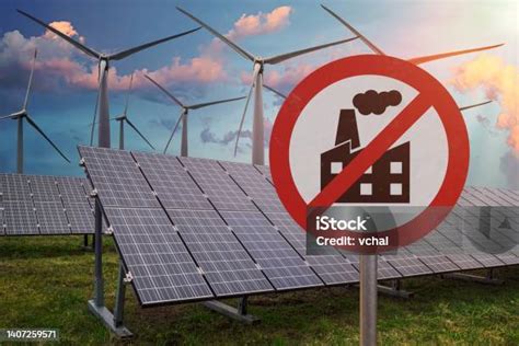 그린 딜과 Co2 이산화탄소 중립성 개념 화석 발전소는 금지되었습니다 배경에 태양 광 발전소 동의에 대한 스톡 사진 및 기타 이미지 Istock