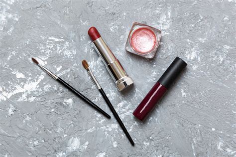 전문 메이크업 도구 평면도 플랫 레이 아름다움 장식 화장품 메이크업 브러쉬 세트 및 테이블 배경에 컬러 아이 섀도우 팔레트 미니멀리즘 스타일 0명에 대한 스톡 사진 및 기타