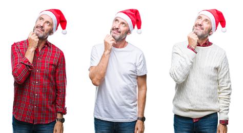 콜라주에 크리스마스 모자를 쓰고 잘생긴 수석 노인의 남자의 손으로 턱 질문 잠겨있는 표현에 대 한 생각에 배경 고립 사려깊은 얼굴 미소 의심 개념입니다 겨울에 대한 스톡
