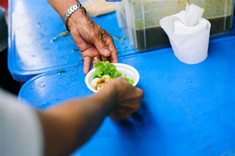 자원 봉사자 들이 가난한 사람들에 게 음식을 나눈다 배고픈 자의 손에 든 음식은 빈곤에 대 한 희망 이다 노숙자의 개념 가정 주방에 대한 스톡 사진 및 기타 이미지 Istock