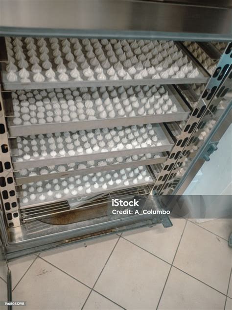 달콤한 준비를 위해 굽는 파이핑 백으로 흰색 소용돌이 머랭을 만드는 페이스트리 셰프 베이커 가방에 대한 스톡 사진 및 기타 이미지 가방 감자 칩 거품 내기 Istock