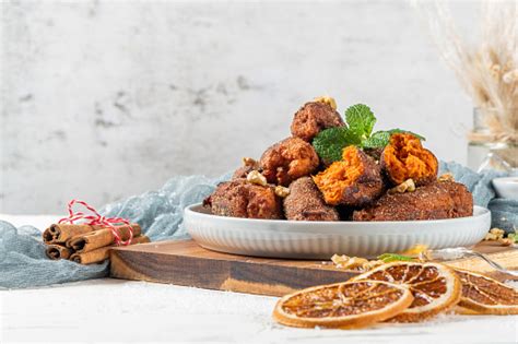 부엌 조리대에 설탕과 계피빌라코스라는 이름의 전통적인 포르투갈 크리스마스 과자 이 과자는 호박으로 만들어집니다 아베이로 지역의 전통 갈색에 대한 스톡 사진 및 기타 이미지