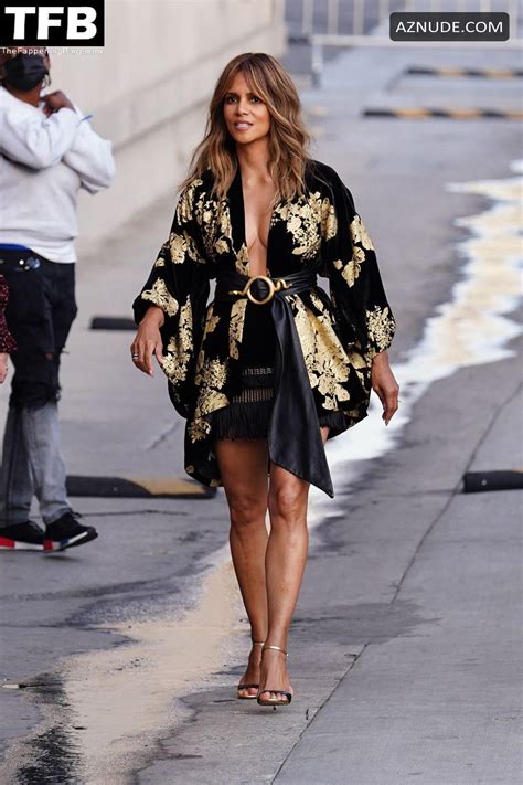 Halle Berry Sexy Seen Flaunting Her Hot Cleavage At The Jimmy Kimmel