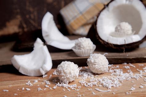나무 배경에 흰색 펄프 코코넛 칩과 흰색 사탕 코코넛의 닫습니다 0명에 대한 스톡 사진 및 기타 이미지 0명 갈색 과일