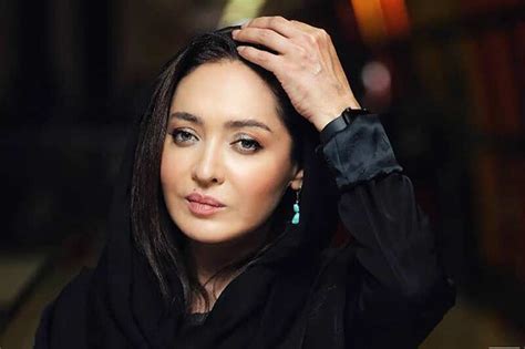 عکس تصویری زیرخاکی از نیکی کریمی در ۲۱ سالگی در اتاق گریم چهارمین