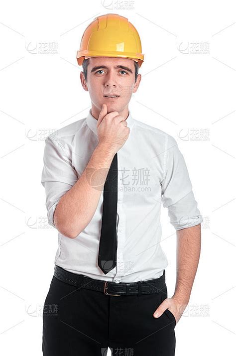 戴黄色头盔的男子