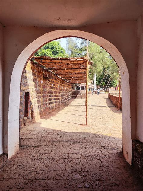 시계가 있는 벽돌 건물의 아치 사진 Unsplash의 무료 시 이미지