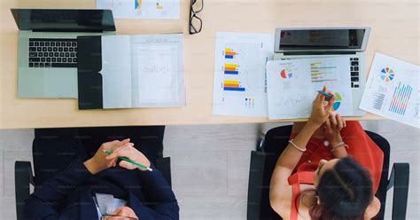 사무실의 상위 뷰에서 촬영한 비즈니스 사람들 그룹 회의 직업 사업가 사업가 및 사무실 노동자는 회의 테이블에 프로젝트 계획 문서를 가지고 팀 회의에서 일하고 있습니다