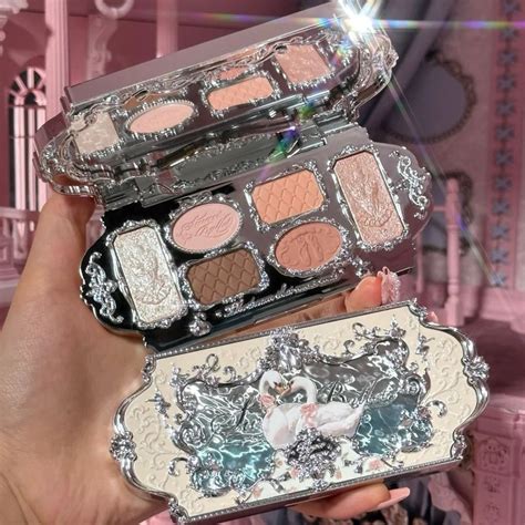 Тени для век шести цветов купить на Ozon по низкой цене 2398935594