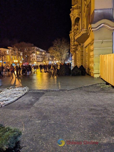 В Одесі почали монтувати головну ялинку міста фотофакт Читайте на Ukr Net