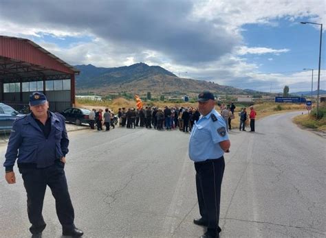 Прилепските пензионери на протест блокада на клучката на излезот кај Прилеп Пела Радио