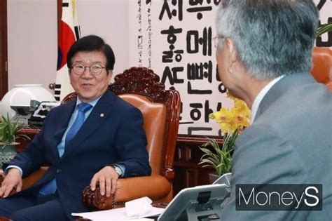 머니s포토 최강욱 열린민주 대표 바라보는 박병석 의장 머니s