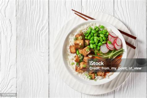 바스타이 쌀 에다마메 콩 무 얇게 썬 오이 당근을 젓가락으로 흰 그릇에 넣은 비건 두부 찌르기 그릇 위에서 수평보기 클로즈업 플랫 레이 여유 공간 0명에 대한 스톡 사진 및
