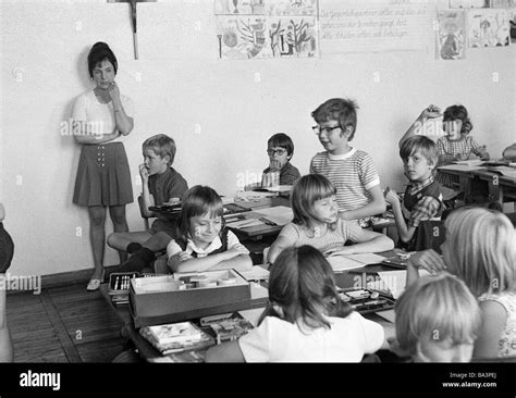 70er Jahre Schwarz Weiß Foto Erbauung Schule Schüler Und