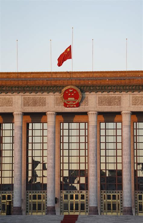 人民大会堂下半旗悼念江泽民同志逝世