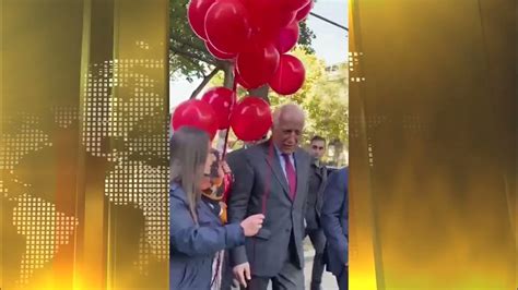 Ընդդիմադիր պատգամավոր Քրիստինե Վարդանյանը նախագահ Վահագն Խաչատուրյանին կարմիր փուչիկ նվիրեց