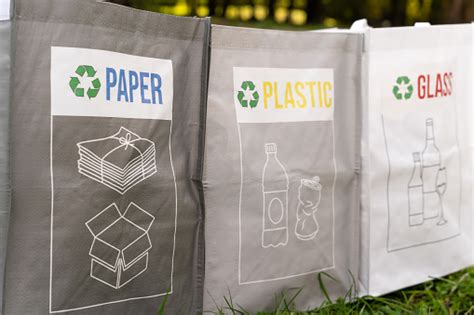플라스틱 유리 종이를 재활용하고 재사용하기 위해 폐기물을 봉투에 분리합니다 0명에 대한 스톡 사진 및 기타 이미지 0명 가방 공원 Istock