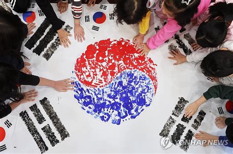 우리 손으로 만드는 태극기 연합뉴스