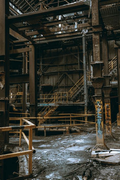 Urbex 강철 건물 건설 건설 현장 건축 계단 골조 공장 그래피티 그런지 금속 가공 금속 빔 껄끄 러운 노란색 난간 녹 녹슨 녹슨 기계