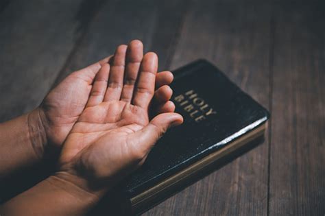 그리스도인의 삶 위기 하나님께 드리는 기도 여자는 더 나은 삶을 살기를 바라는 신의 축복을 위해기도합니다 성경과 함께 신에게 기도하는 여성의 손 용서를 구하고 선을