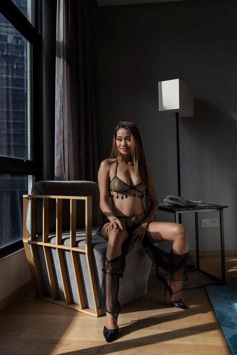 Pin On Amanda Modele Bikini Linger Indonesia