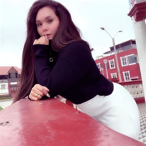 Génesis Tapia Deja El Glamour Y Luce Su Rostro Sin Una Gota De