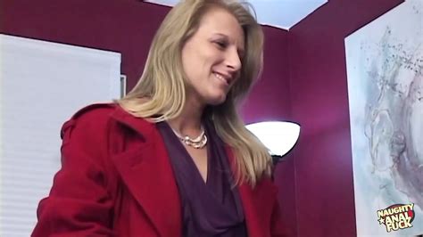 ブロンドのポルシェライダーは彼女の友人を助け、その後、彼女の毛深いピアスの猫をめちゃくちゃにします Xhamster