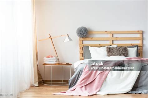 나무 침대 파스텔 침실 인테리어에 램프와 테이블 옆에 분홍색과 흰색 시트 실제 사진 0명에 대한 스톡 사진 및 기타 이미지 0명 가구 가정의 방 Istock