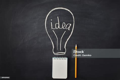 아이디어 개념 작성 해야할지 참고 하 고 칠판에 그림 전구와 연필 공란에 대한 스톡 사진 및 기타 이미지 공란 교육 기업가 Istock